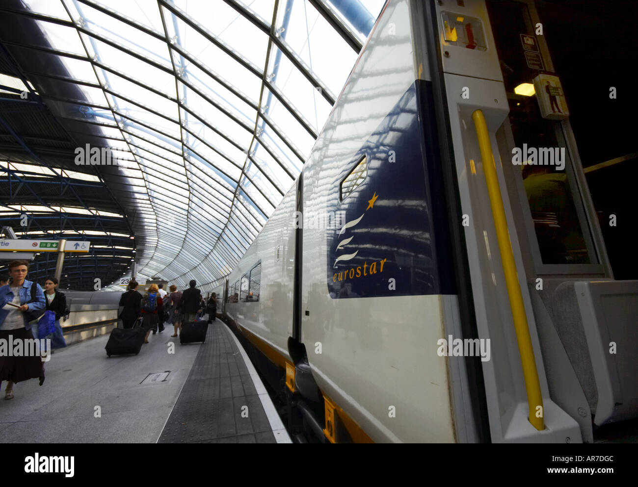Eurostar train waterloo station london hi-res stock photography and ...