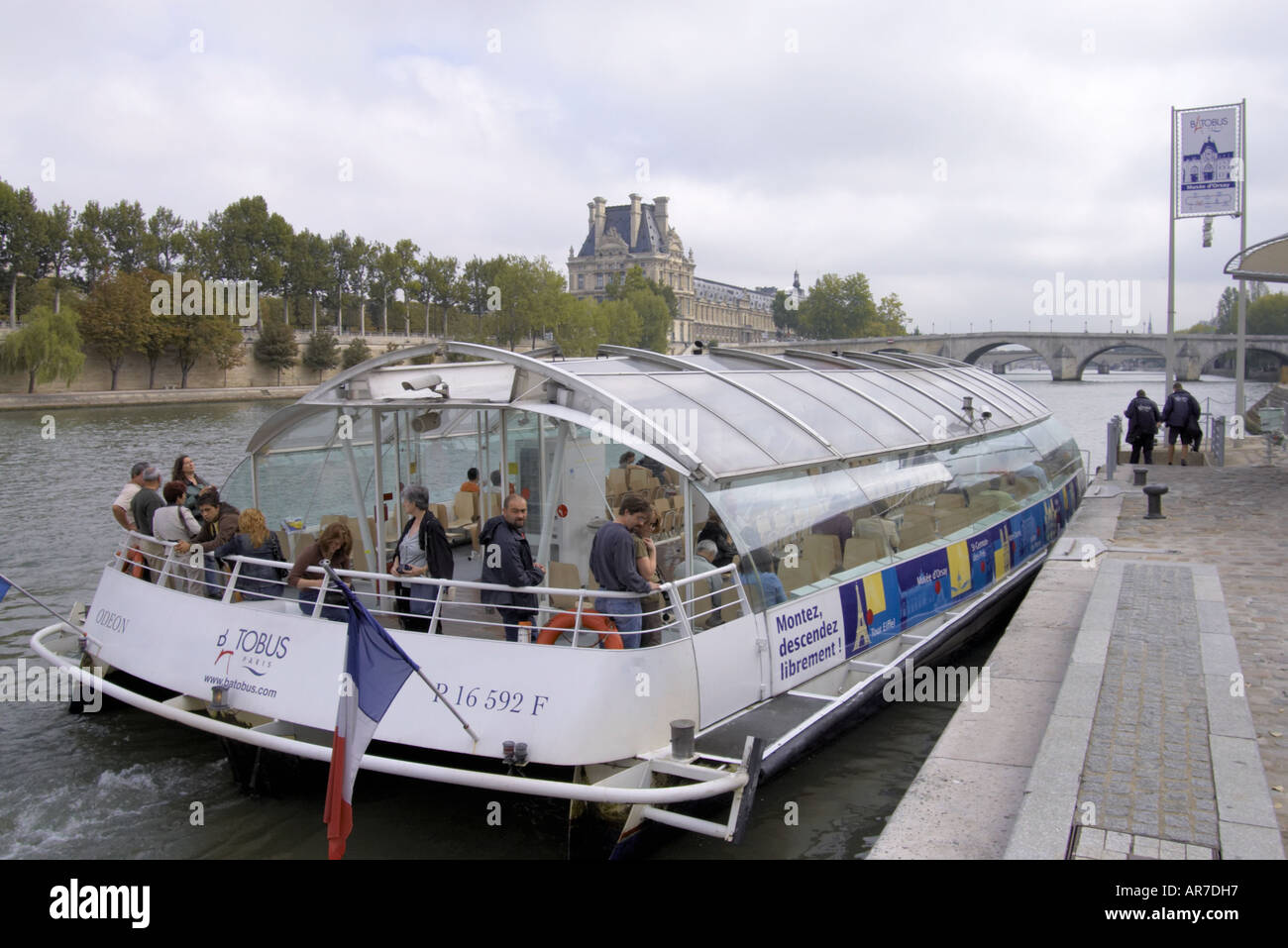 France paris batobus louvre hi-res stock photography and images - Alamy