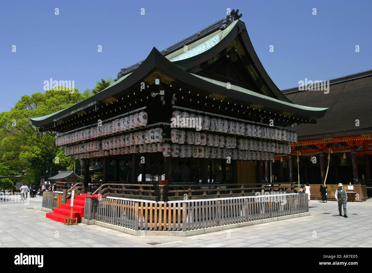 Religious temple workers in colourful traditional costumes at Yasaka ...