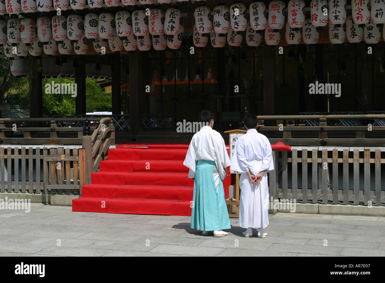 Religious temple workers in colourful traditional costumes at Yasaka ...