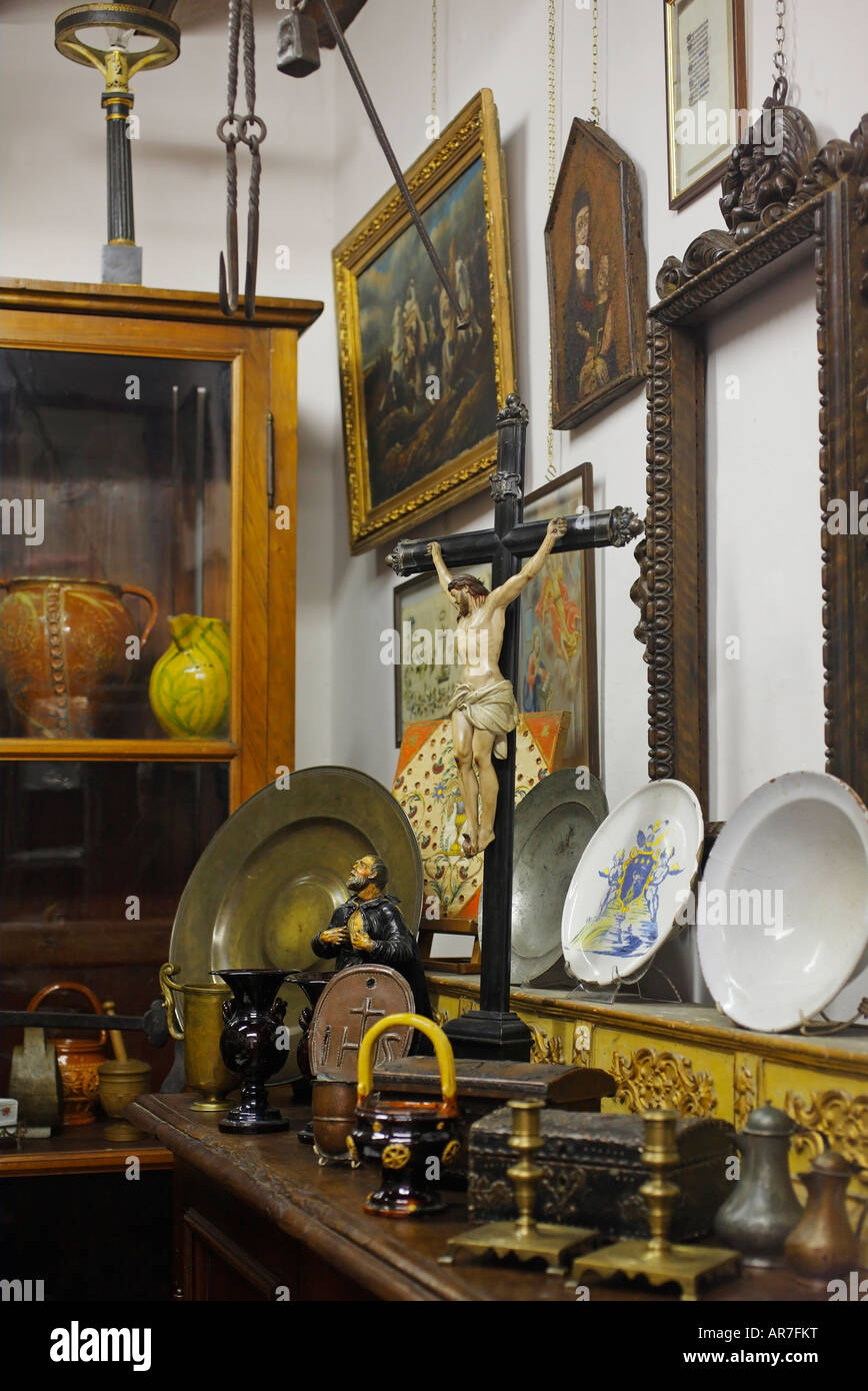 Antique shop in Cortona, Tuscany, Italy Stock Photo - Alamy