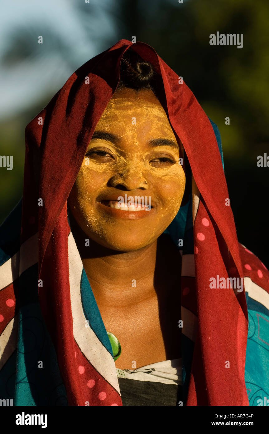 Nosy girl hi-res stock photography and images - Alamy