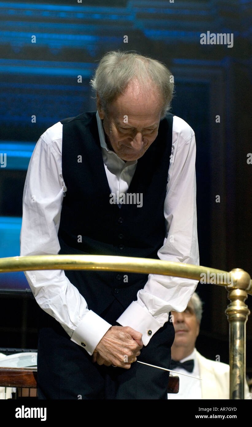 Conductor bows hi-res stock photography and images - Alamy