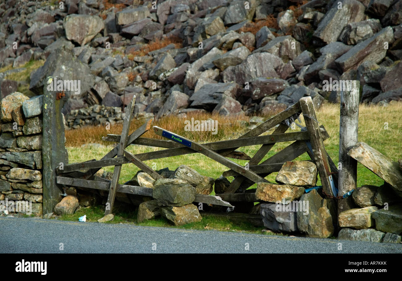 Broken gate hi-res stock photography and images - Alamy