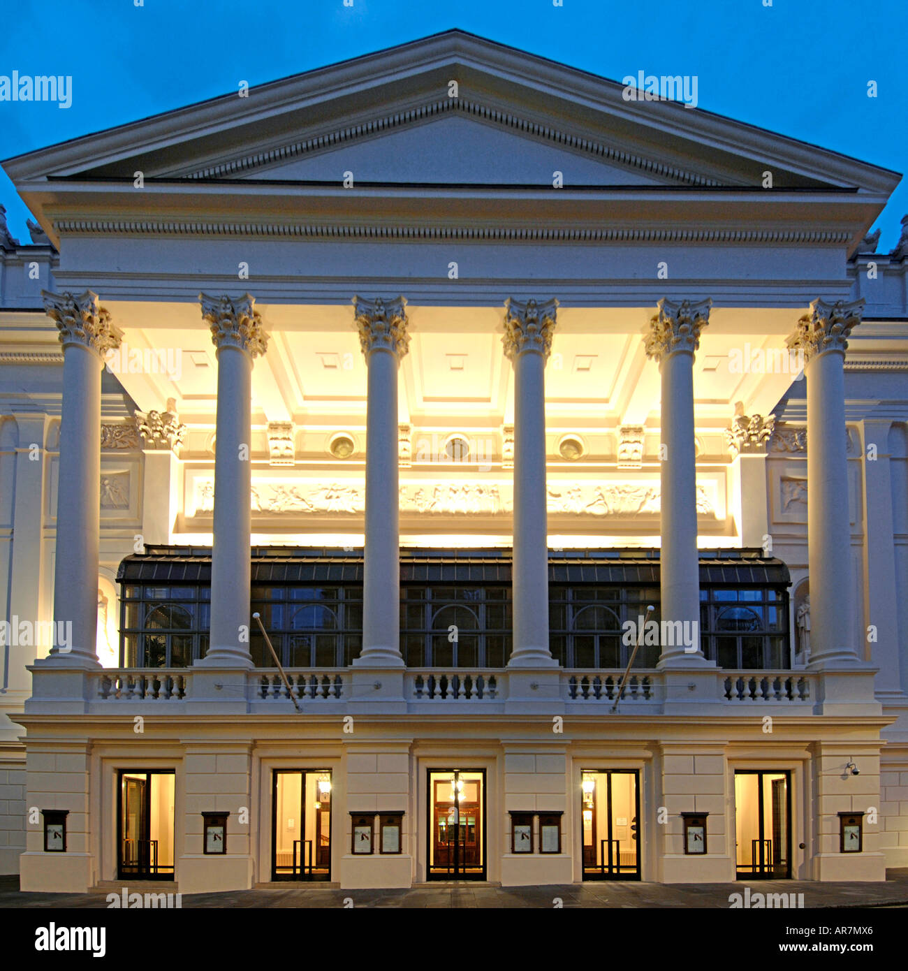 Covent garden opera house exterior hi-res stock photography and images ...