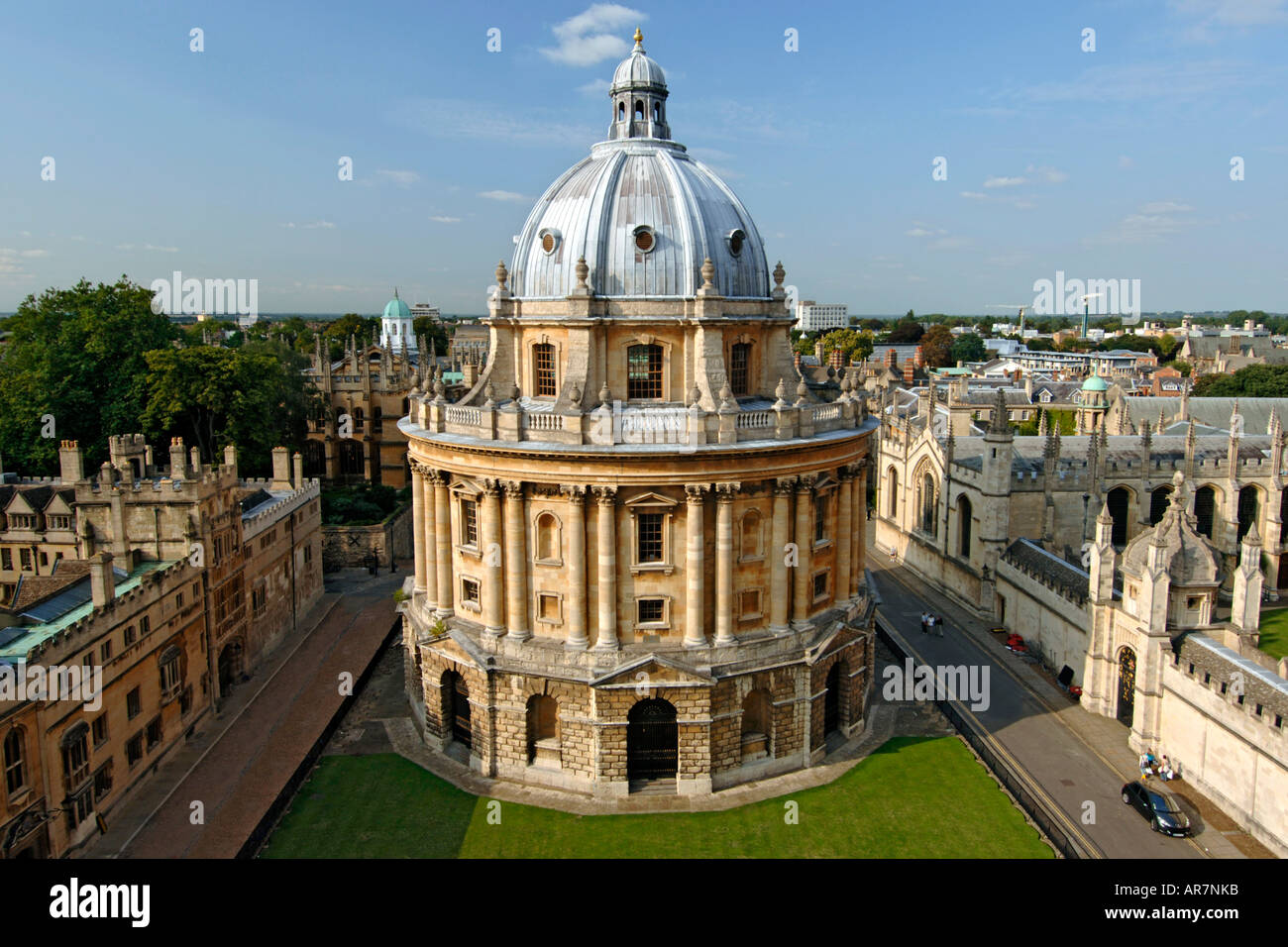 View of the Radcliffe Camera / Bodleian library and surrounding ...