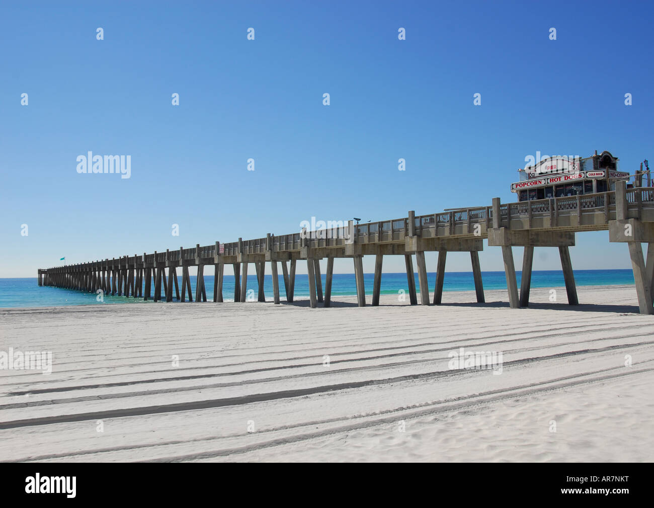 Beach pier with snack shack by beautiful ocean Stock Photo - Alamy