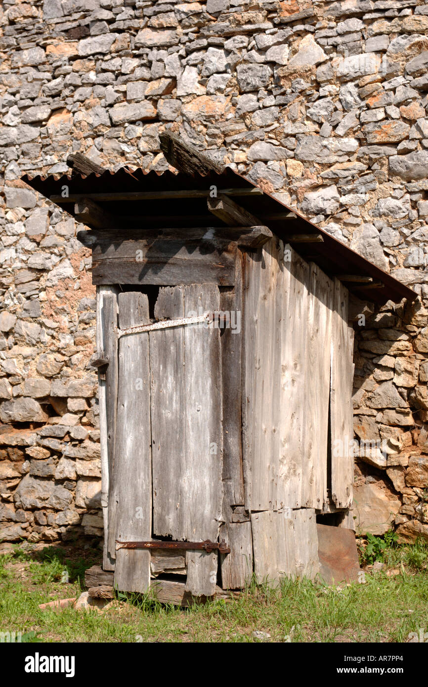 Outhouse wooden outdoor toilet loo hi-res stock photography and images ...