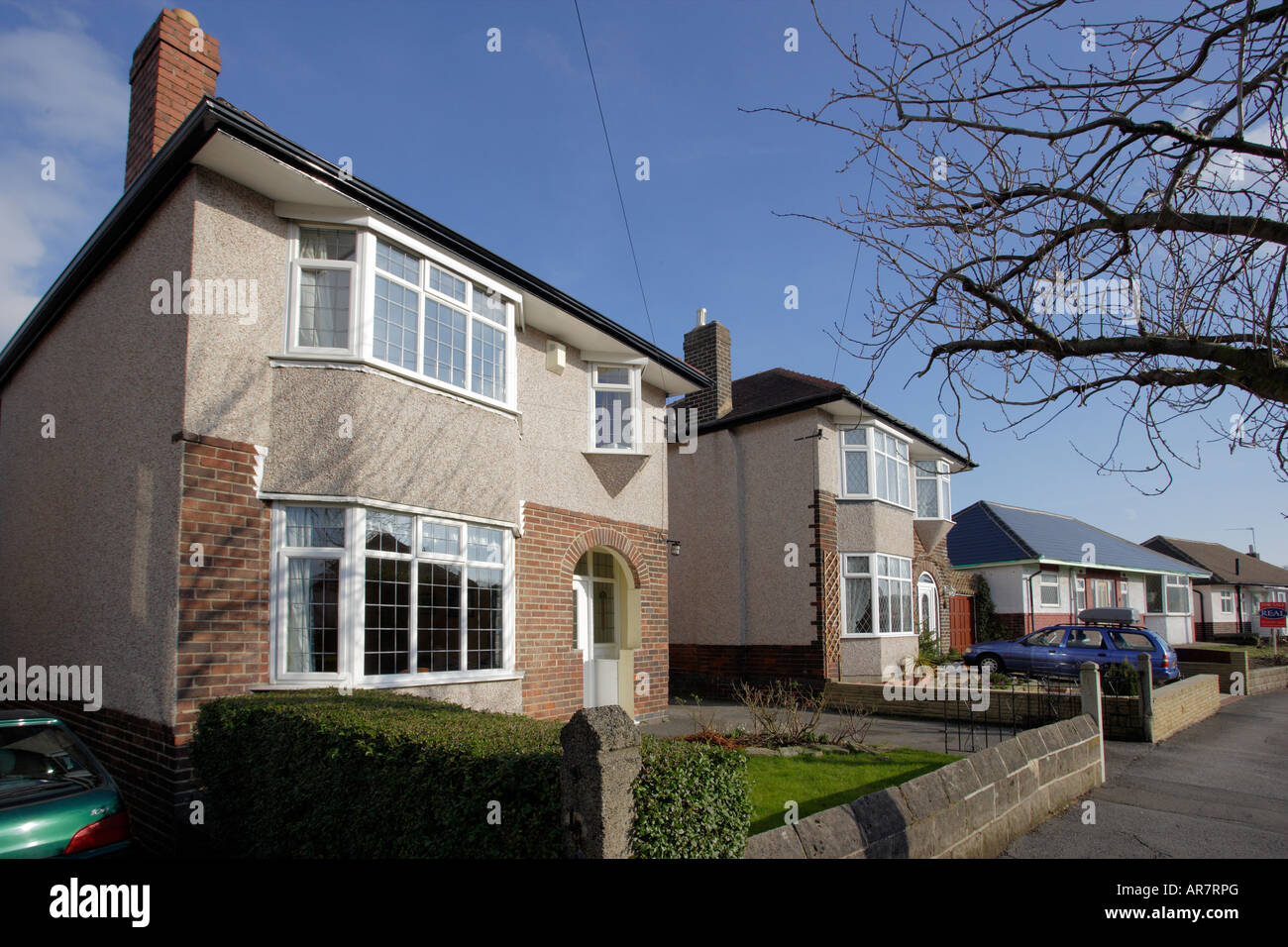 Suburban street houses residential uk hi-res stock photography and ...
