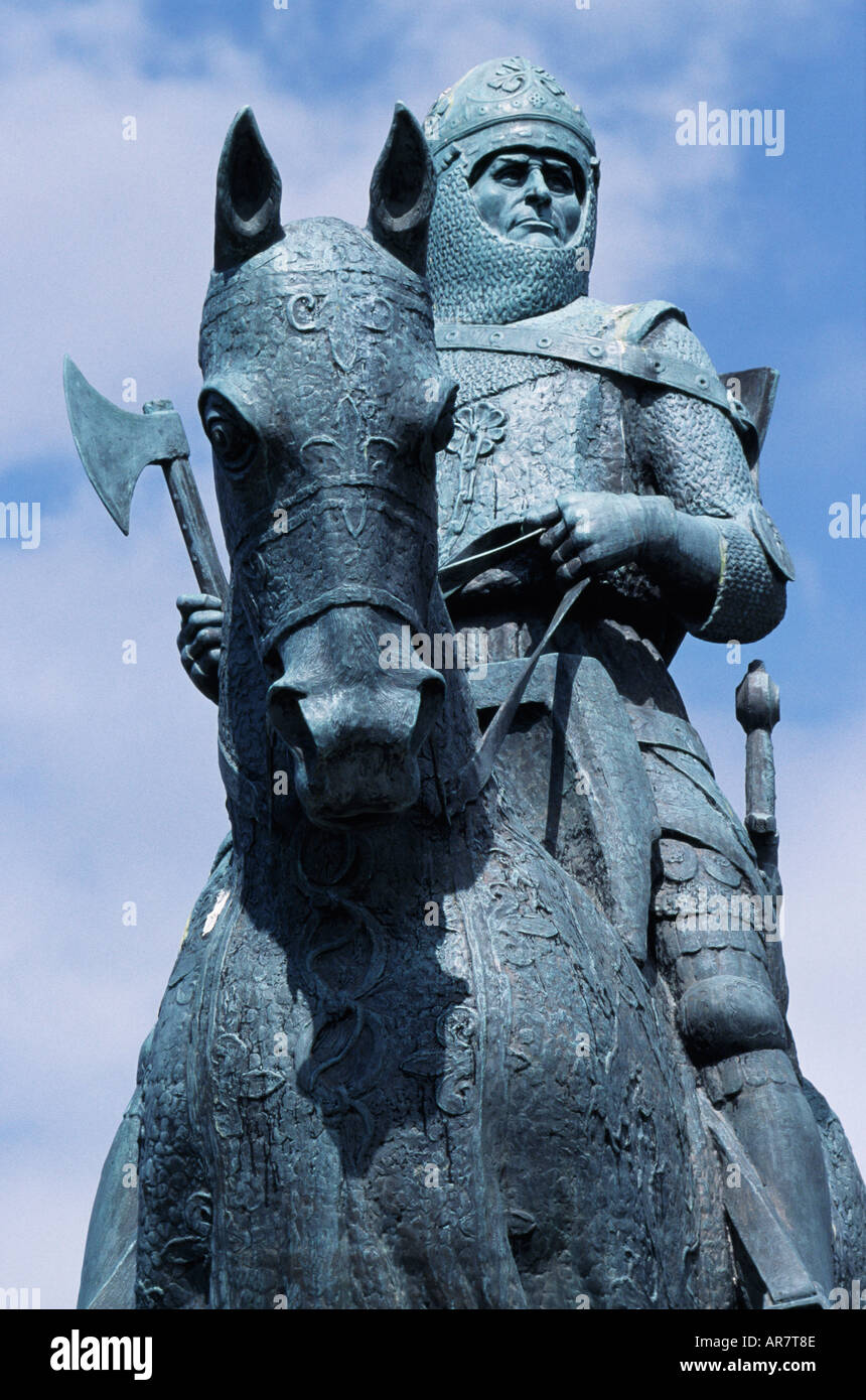 The statue of Robert the Bruce at the Bruce Monument at Bannockburn ...
