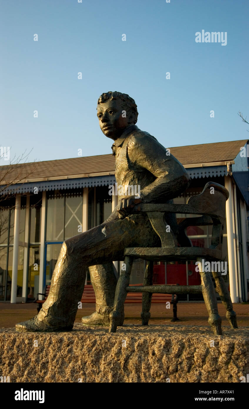 Dylan Thomas Statue at Swansea Marina South Wales EU Stock Photo - Alamy