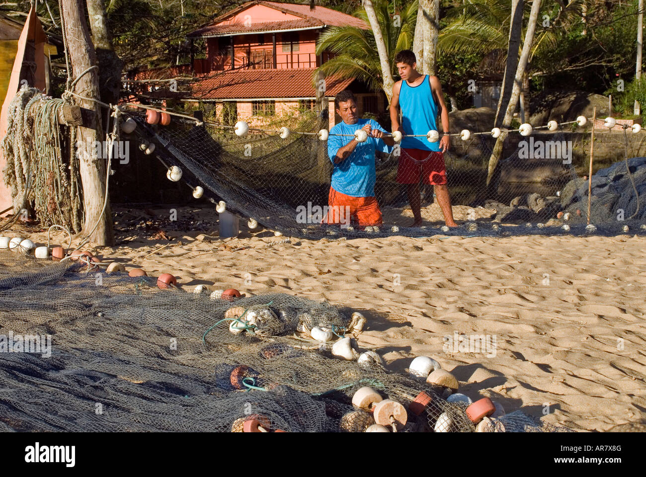 pecheurs remaillant un filet; Fishermen Stock Photo - Alamy