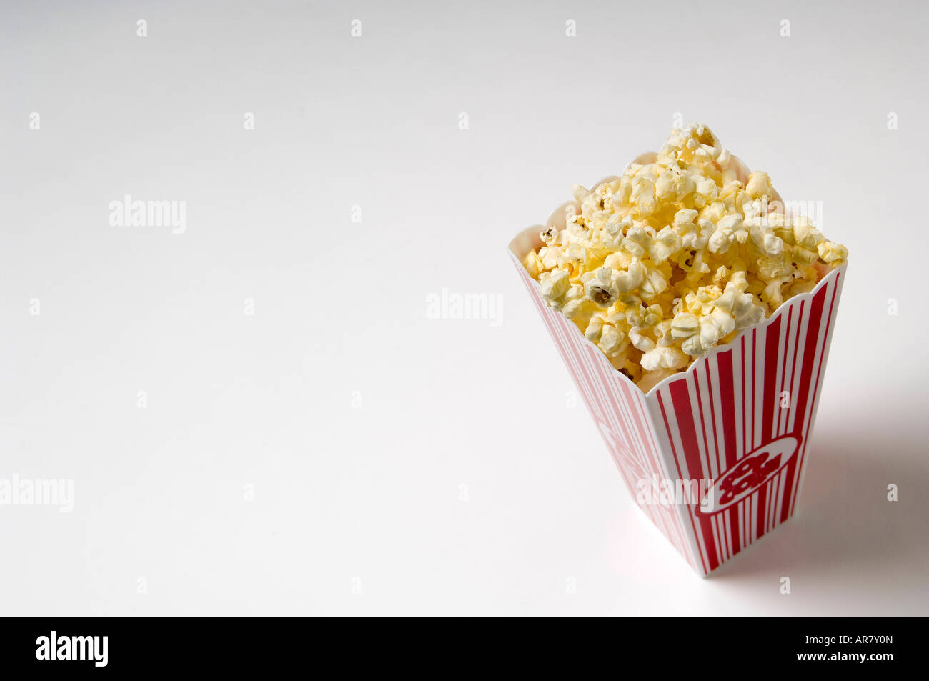 Retro container of popcorn Stock Photo - Alamy
