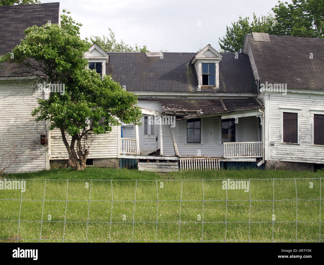 An abandoned house falling apart Stock Photo - Alamy