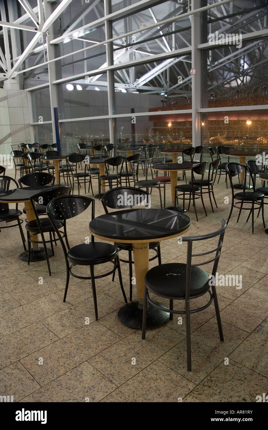 Restaurant table window wait waiting hi-res stock photography and ...