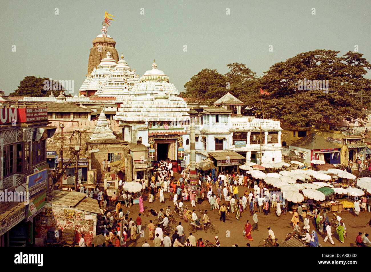 SBB018 Crowd of people in front of world famous Hindu temple Lord ...