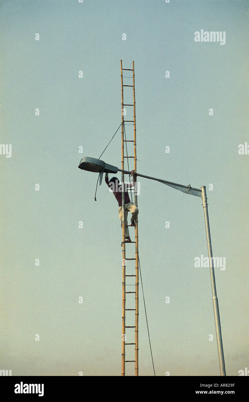 Repairing a street light hi-res stock photography and images - Alamy