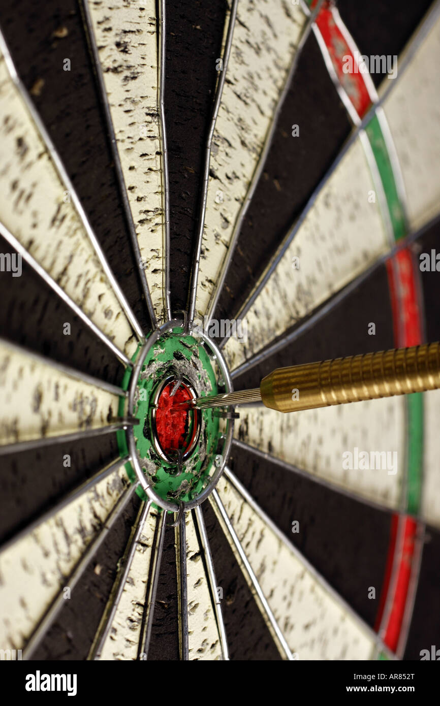 Dart landing in the bull of a dart board Stock Photo - Alamy