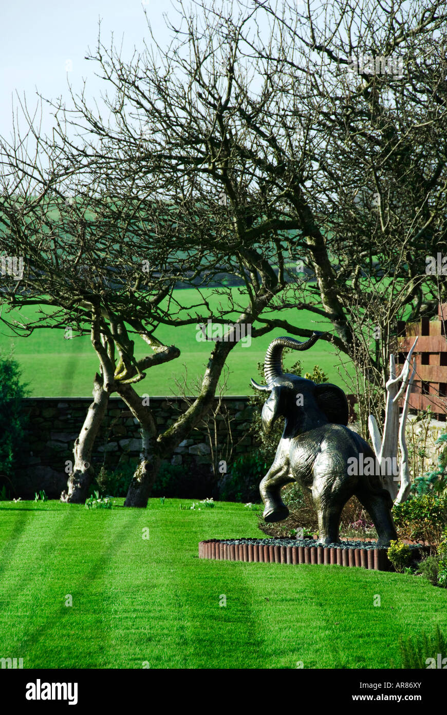Elephant garden hi-res stock photography and images - Alamy
