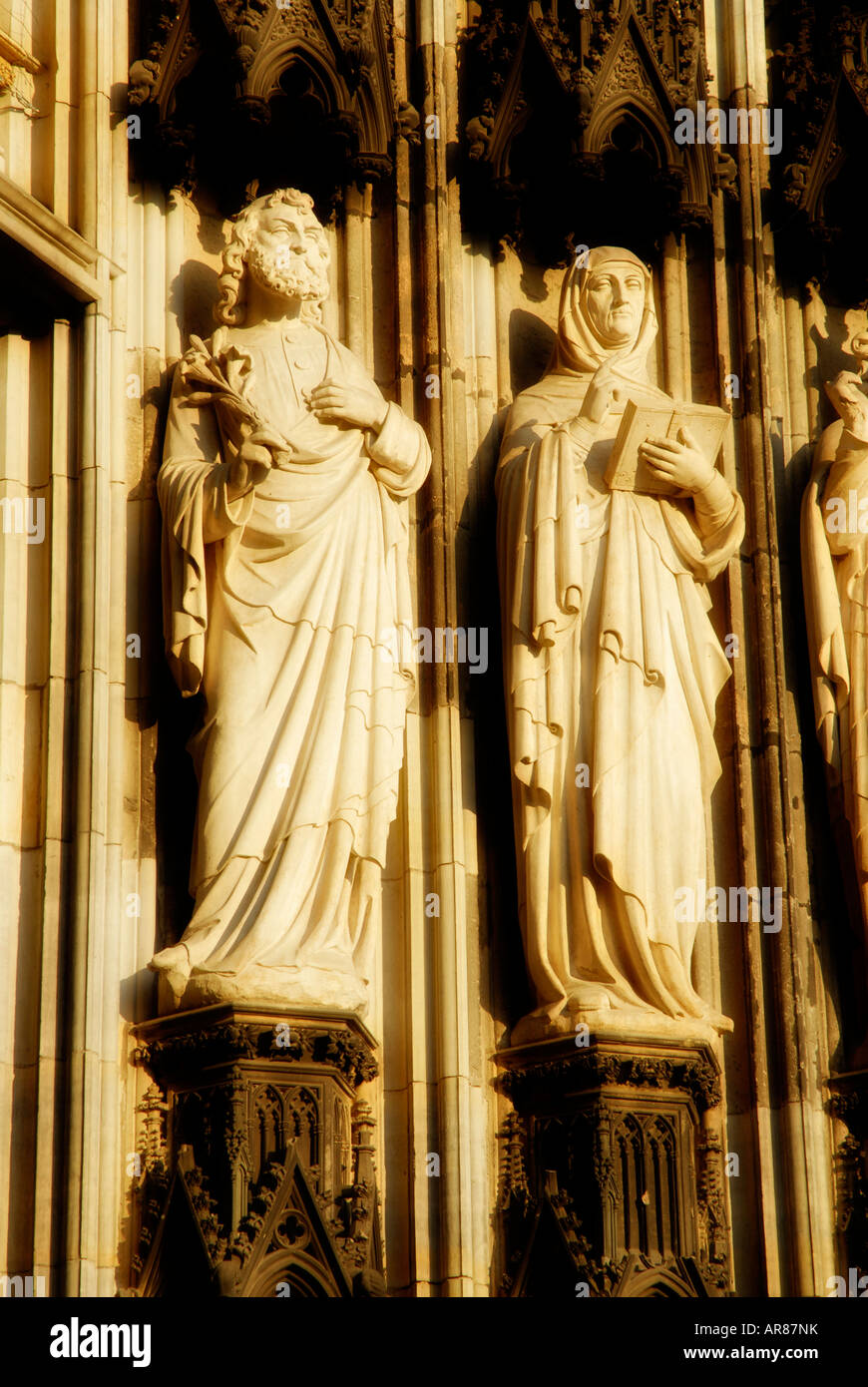 Statues on the exterior of Cologne Cathedral in late afternoon sunlight ...