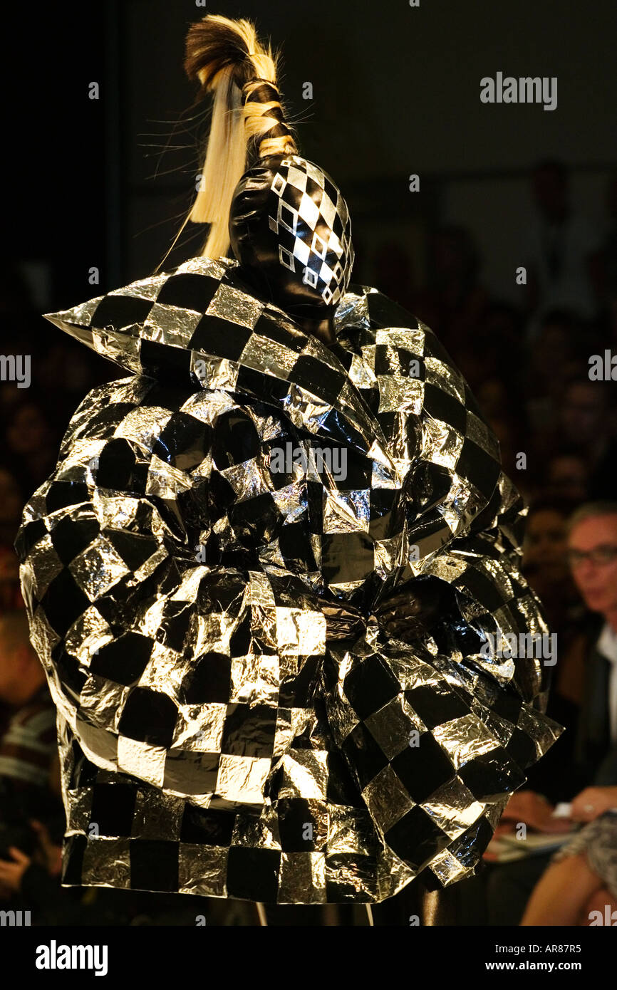 Spring Summer 2007 collection of conceptualist designer Gareth Pugh at ...