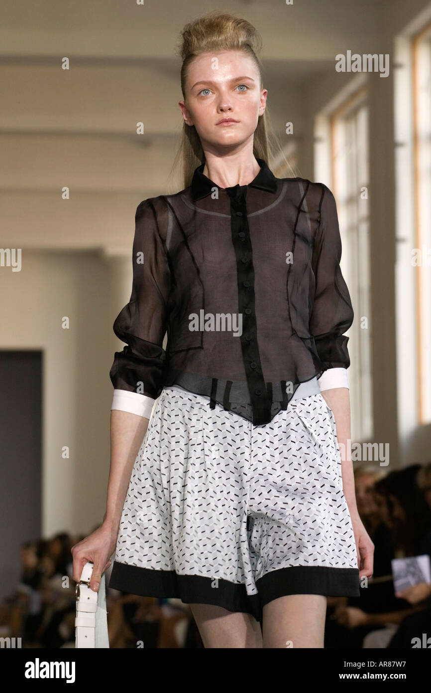 Jonathan saunders fashion show hi-res stock photography and images - Alamy