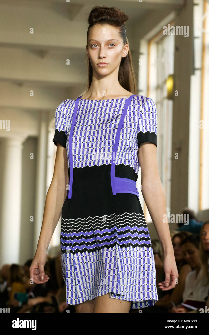 Spring Summer 2007 collection of designer Jonathan Saunders at London ...