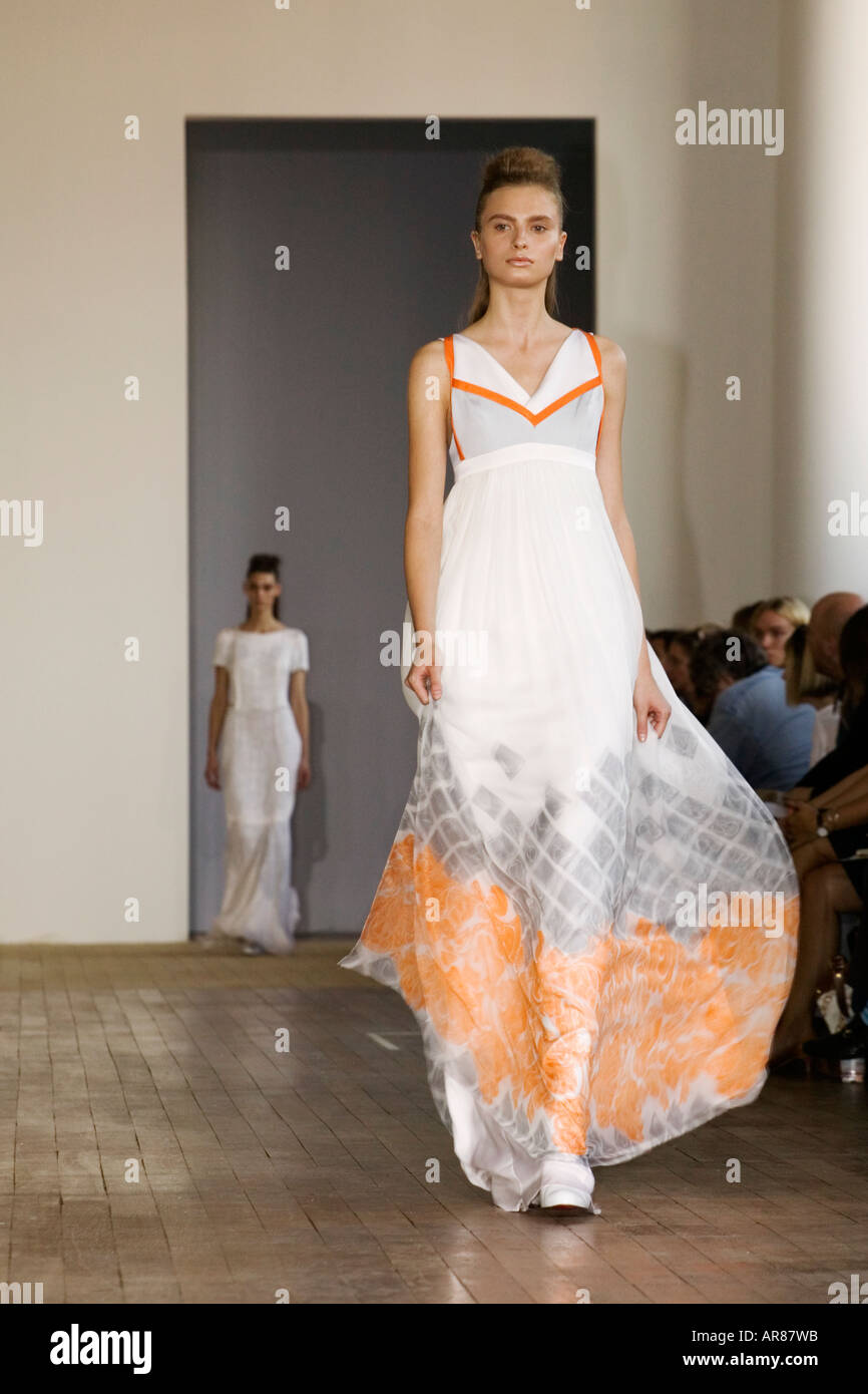 Jonathan saunders fashion show hi-res stock photography and images - Alamy