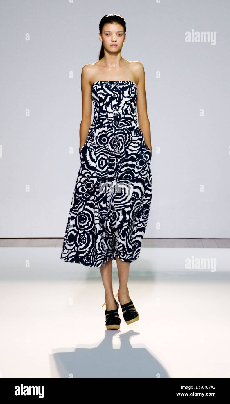Nicole farhi catwalk hi-res stock photography and images - Alamy