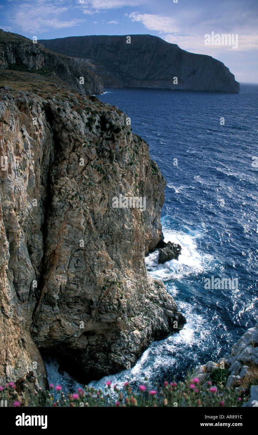 Jagged cliff silhouette hi-res stock photography and images - Alamy