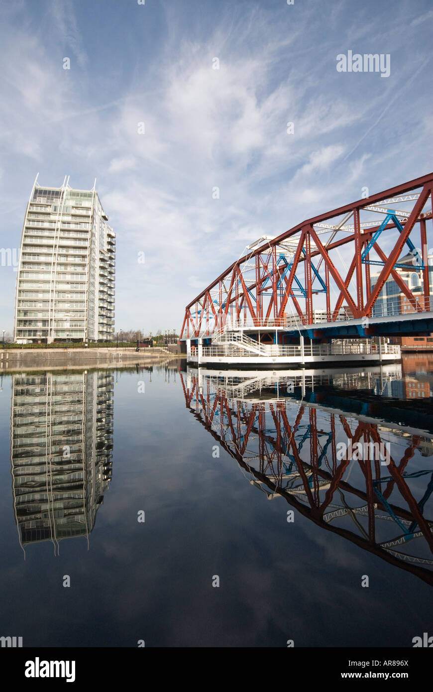 Bridge over the Salford Quays Stock Photo: 15971617 - Alamy