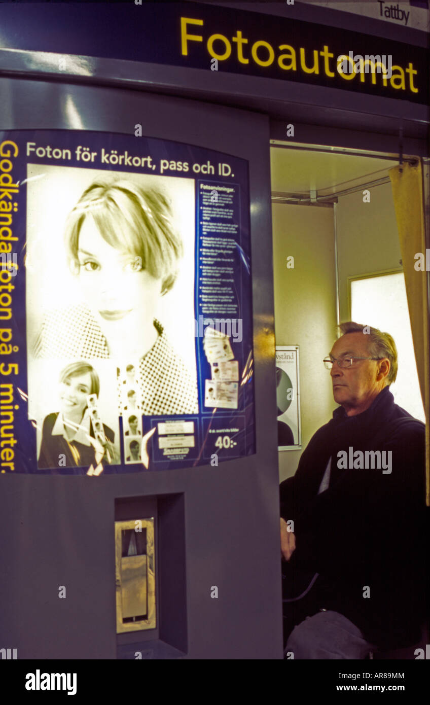 Passport photo machine hi-res stock photography and images - Alamy