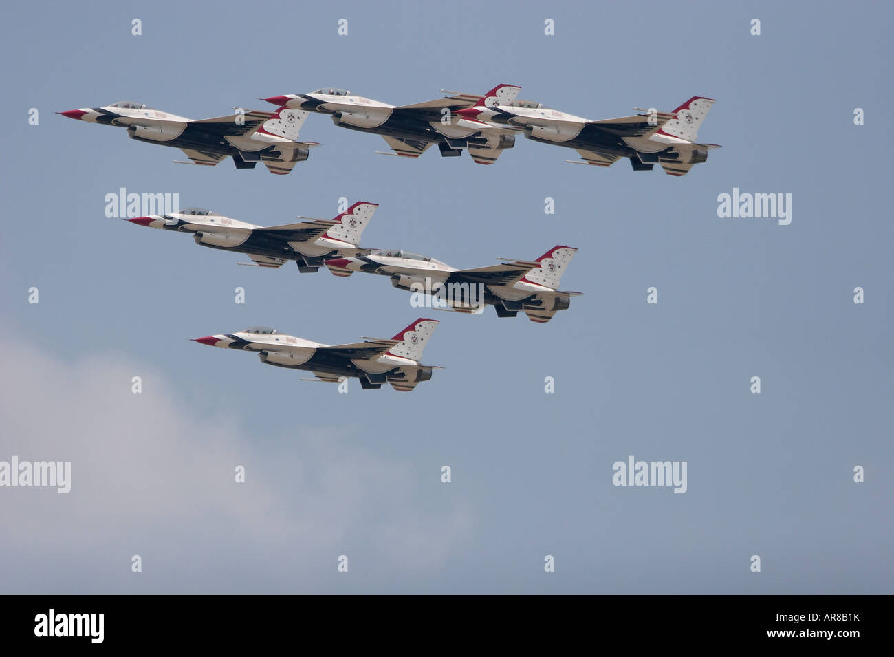 The USAF Thunderbirds F-16 aircraft flying in formation Stock Photo - Alamy