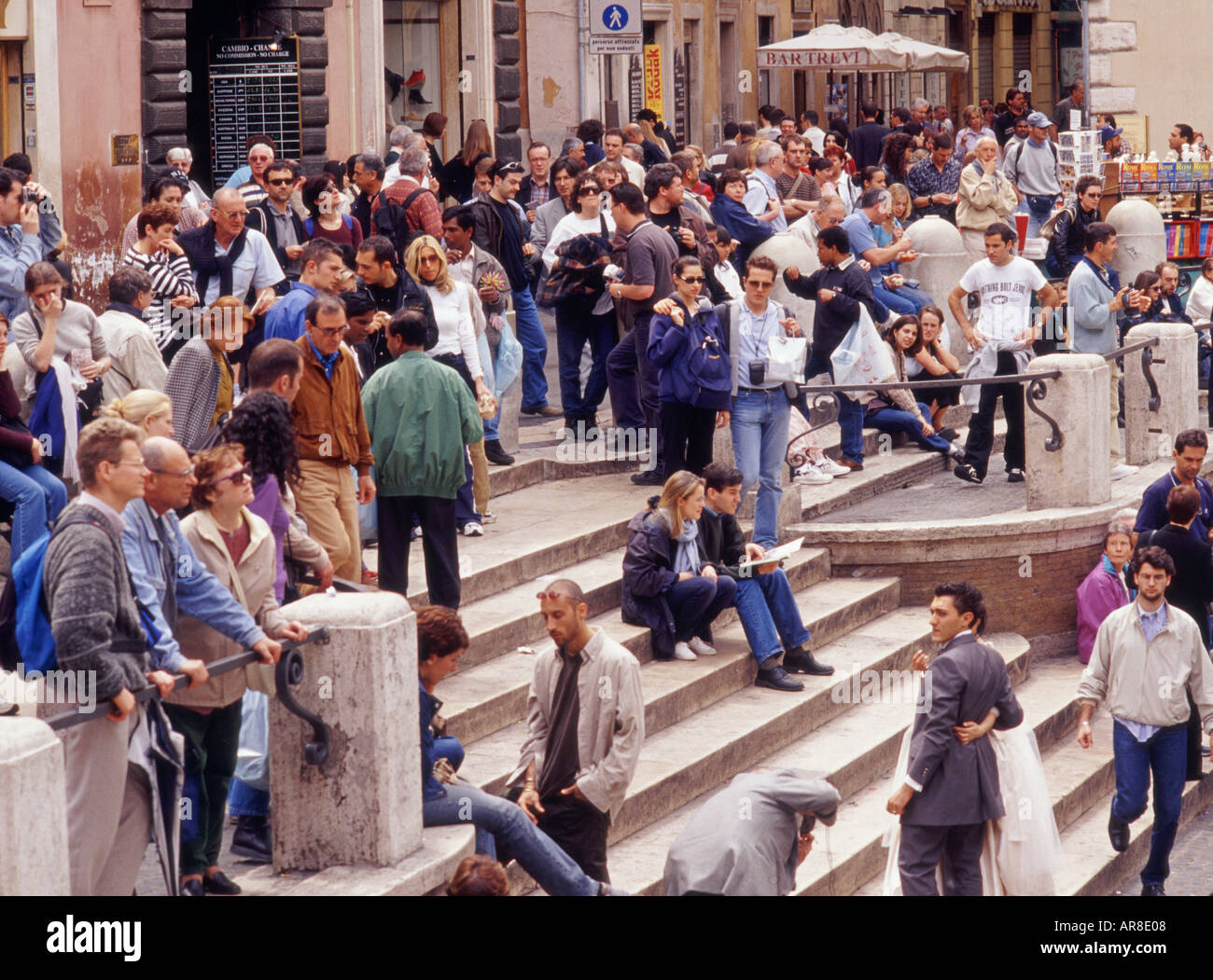 TOURIST CROWDS AT THE TREVI FOUNTAIN ROME ITALY EUROPE Stock Photo - Alamy