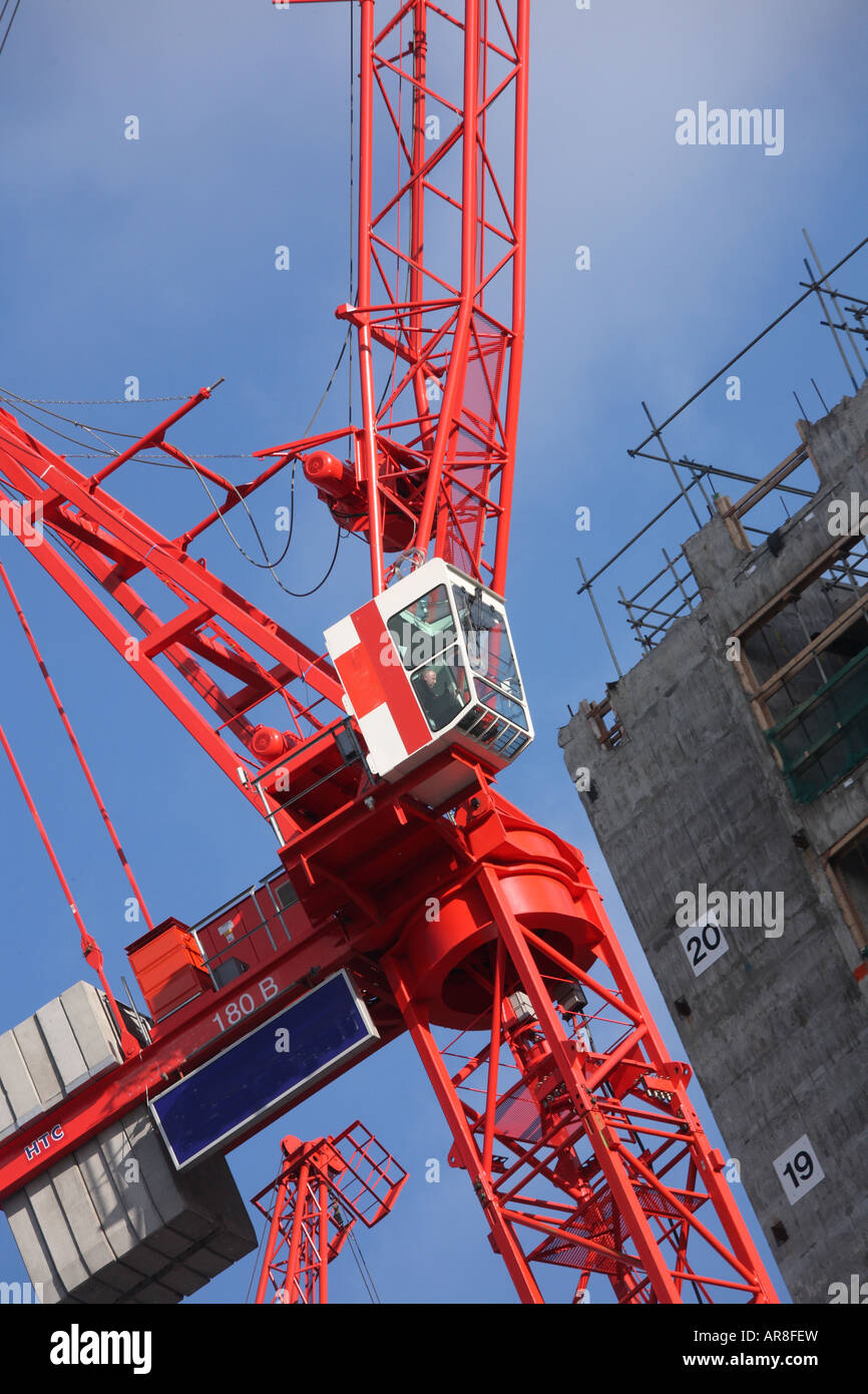 Red building crane hi-res stock photography and images - Alamy