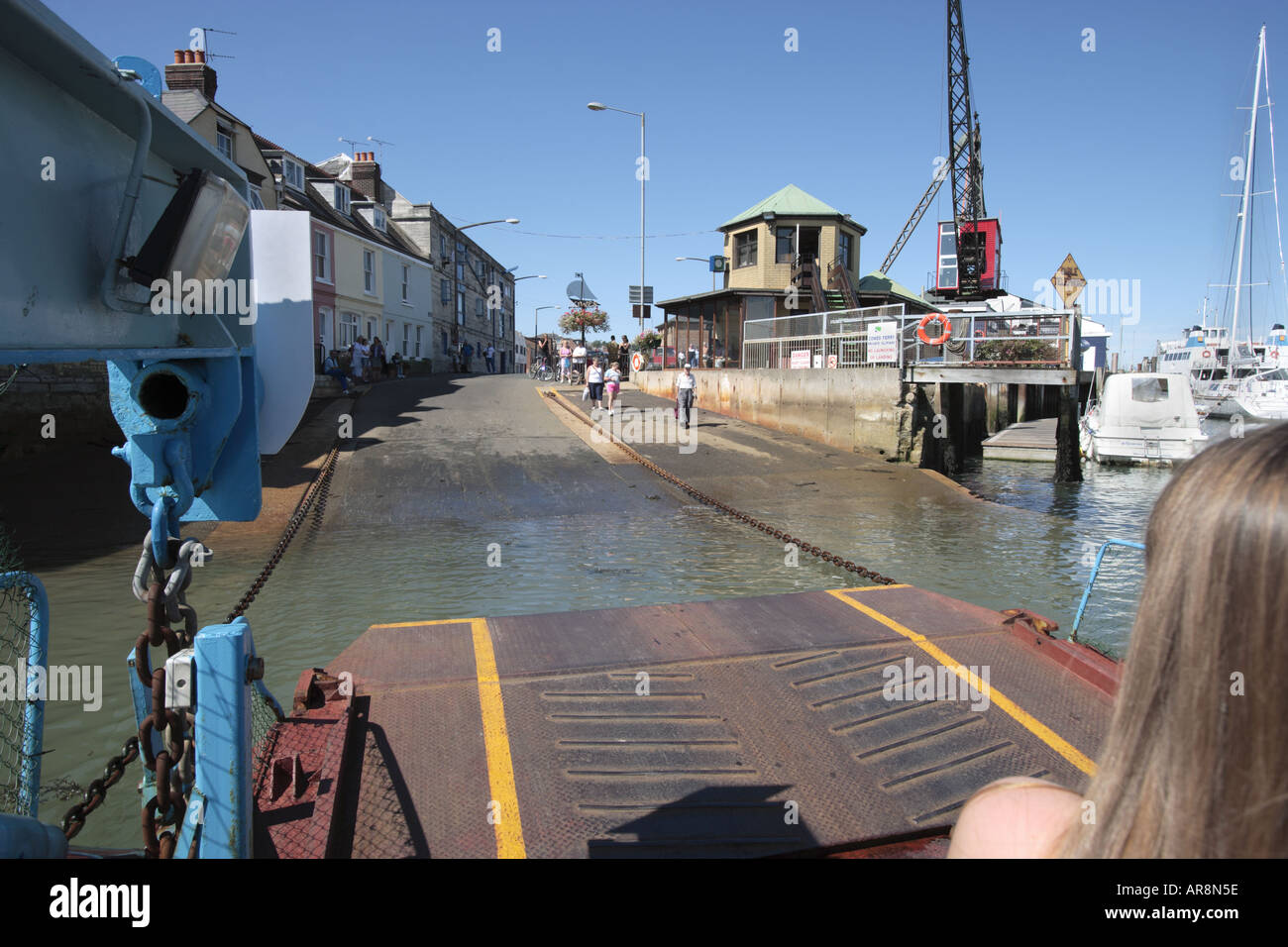 Cowes Chain Ferry arriving at Cowes West Side Stock Photo - Alamy