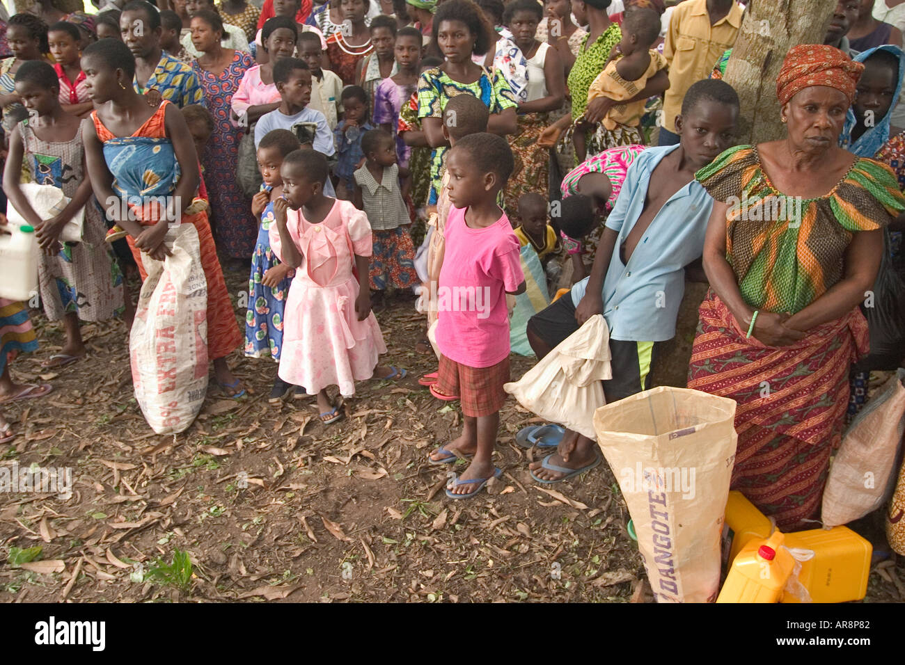 Togolese refugees waiting at food distribution centre Stock Photo - Alamy