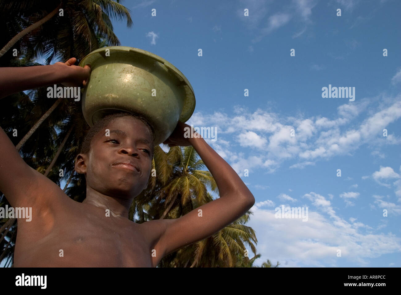 African child carrying load on head hi-res stock photography and images ...
