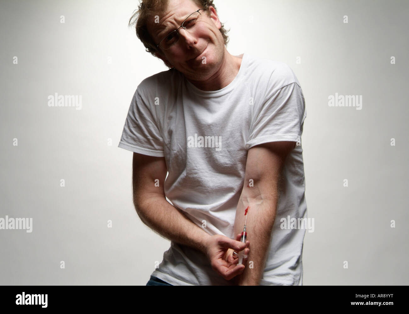 man injecting himself Stock Photo - Alamy