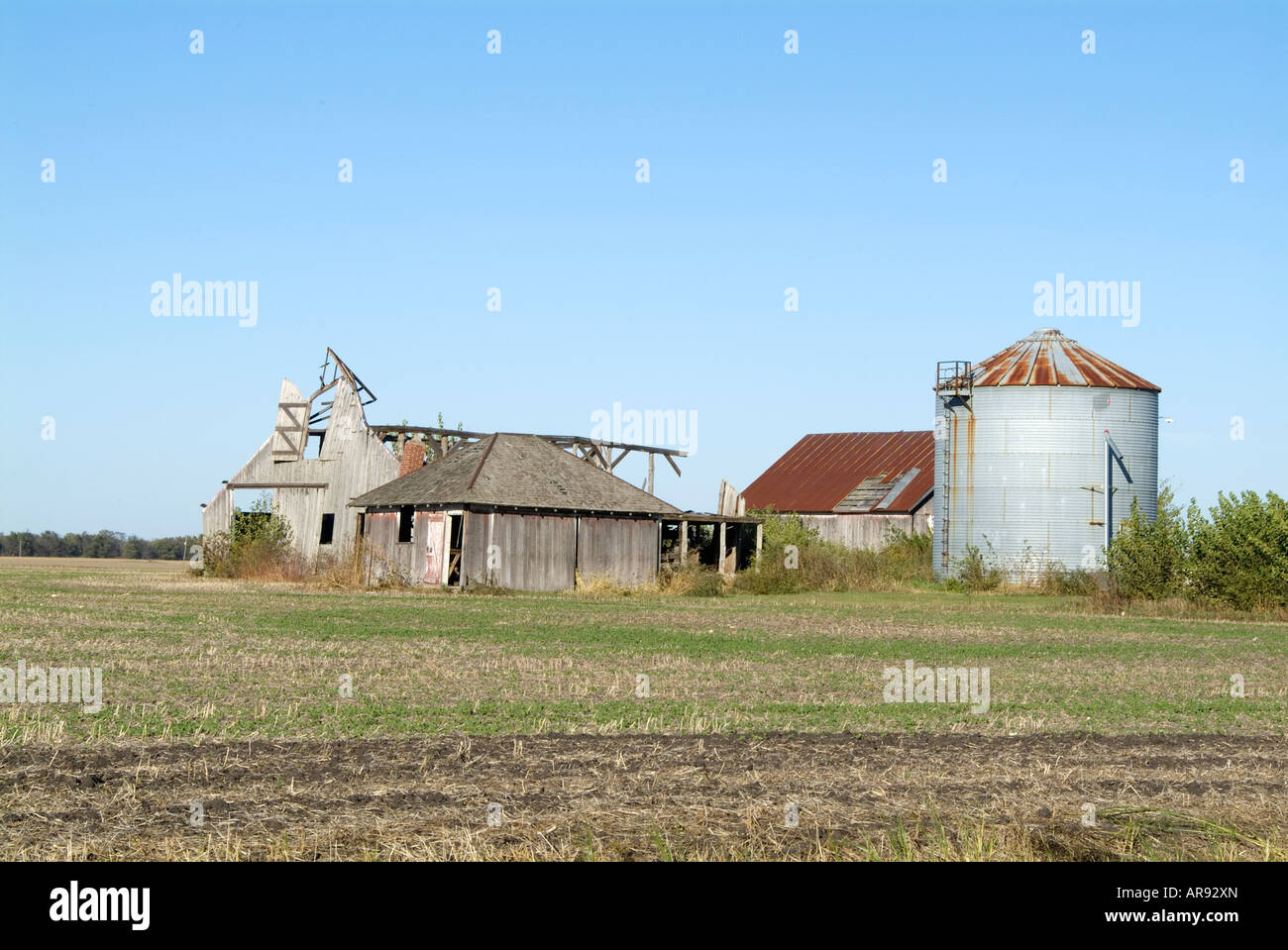 remote farmhouse prairie farm house abandoned Stock Photo - Alamy