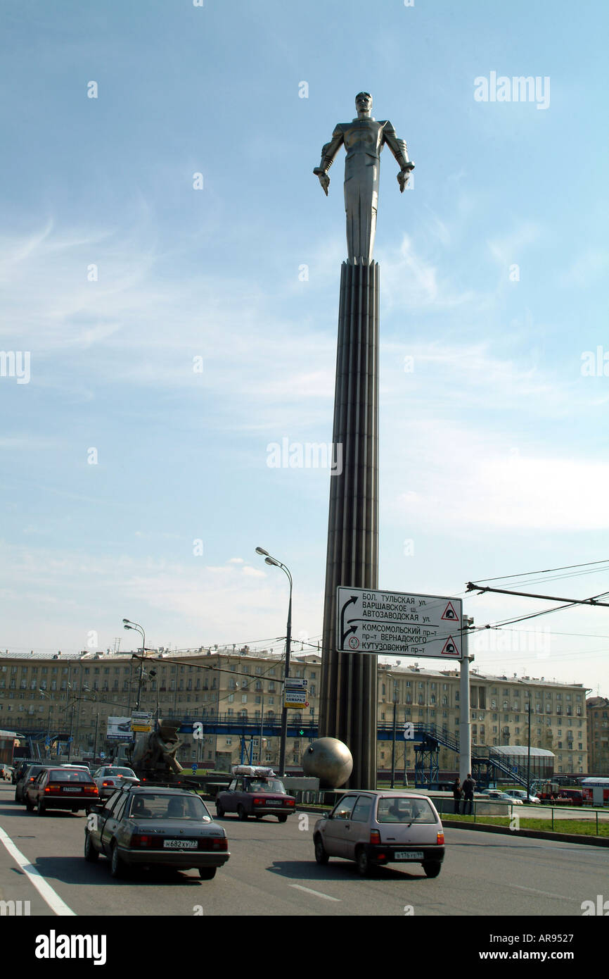 Yuriy Gagarin monument on Leninsky Prospect Moscow Russia First Man in ...
