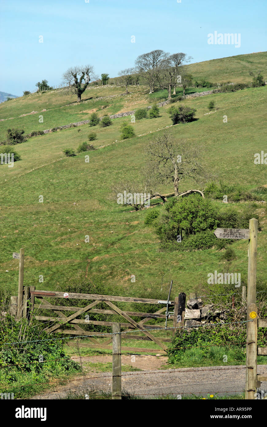 Gates in a field hi-res stock photography and images - Alamy