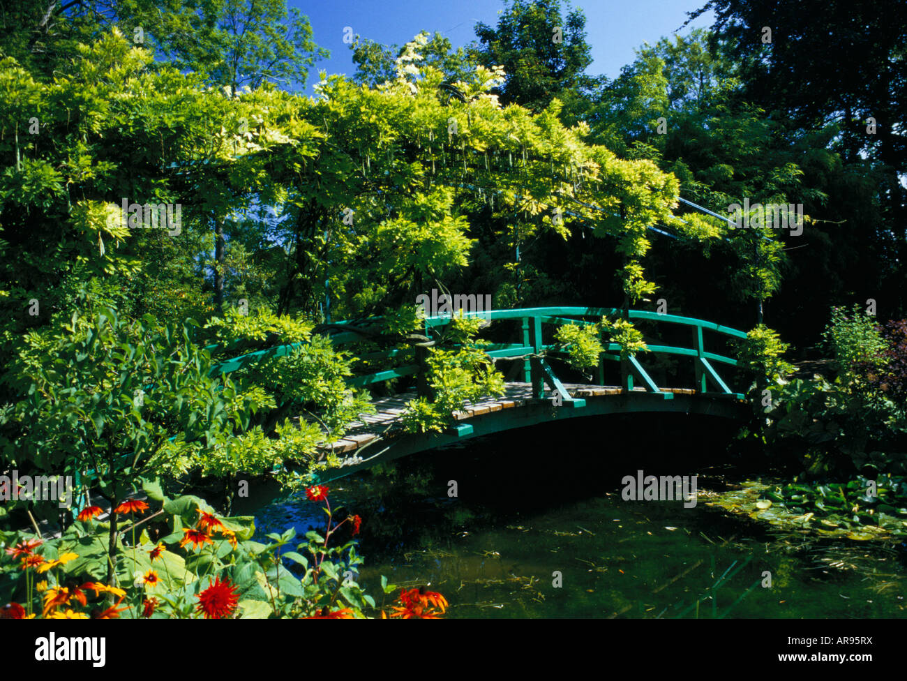 Monet's garden giverny japanese bridge hi-res stock photography and ...