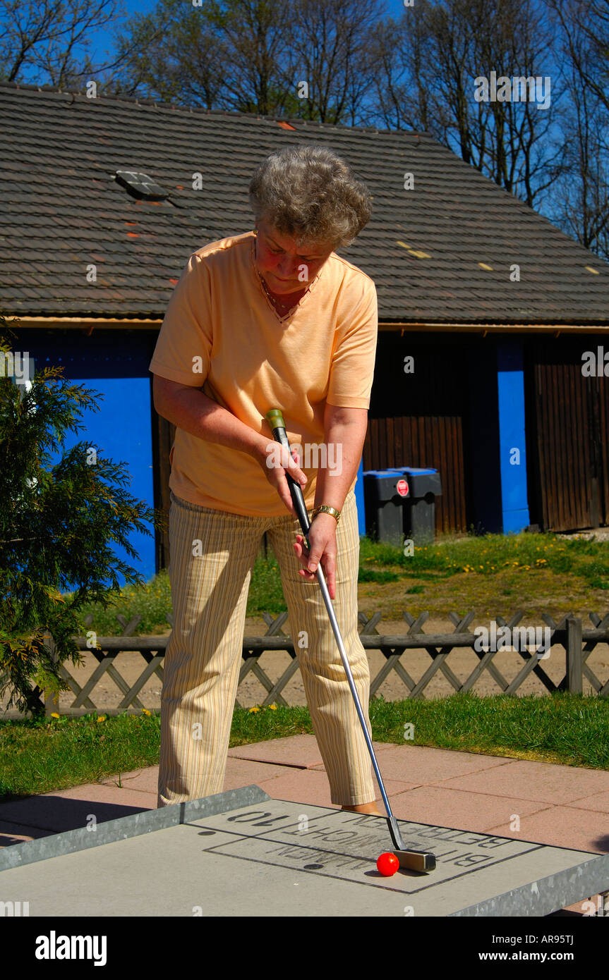 Lady golfing hi-res stock photography and images - Alamy