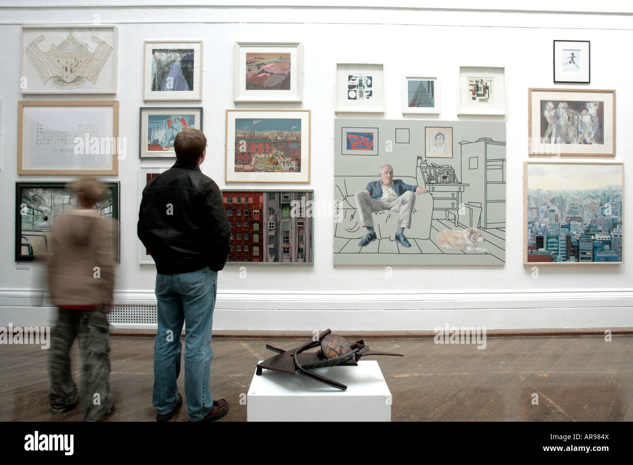 People admire art at a gallery Stock Photo - Alamy