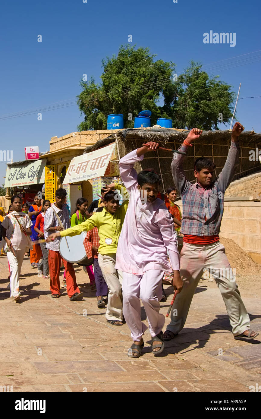 Indian people dancing in the street and playing music during Kali ...