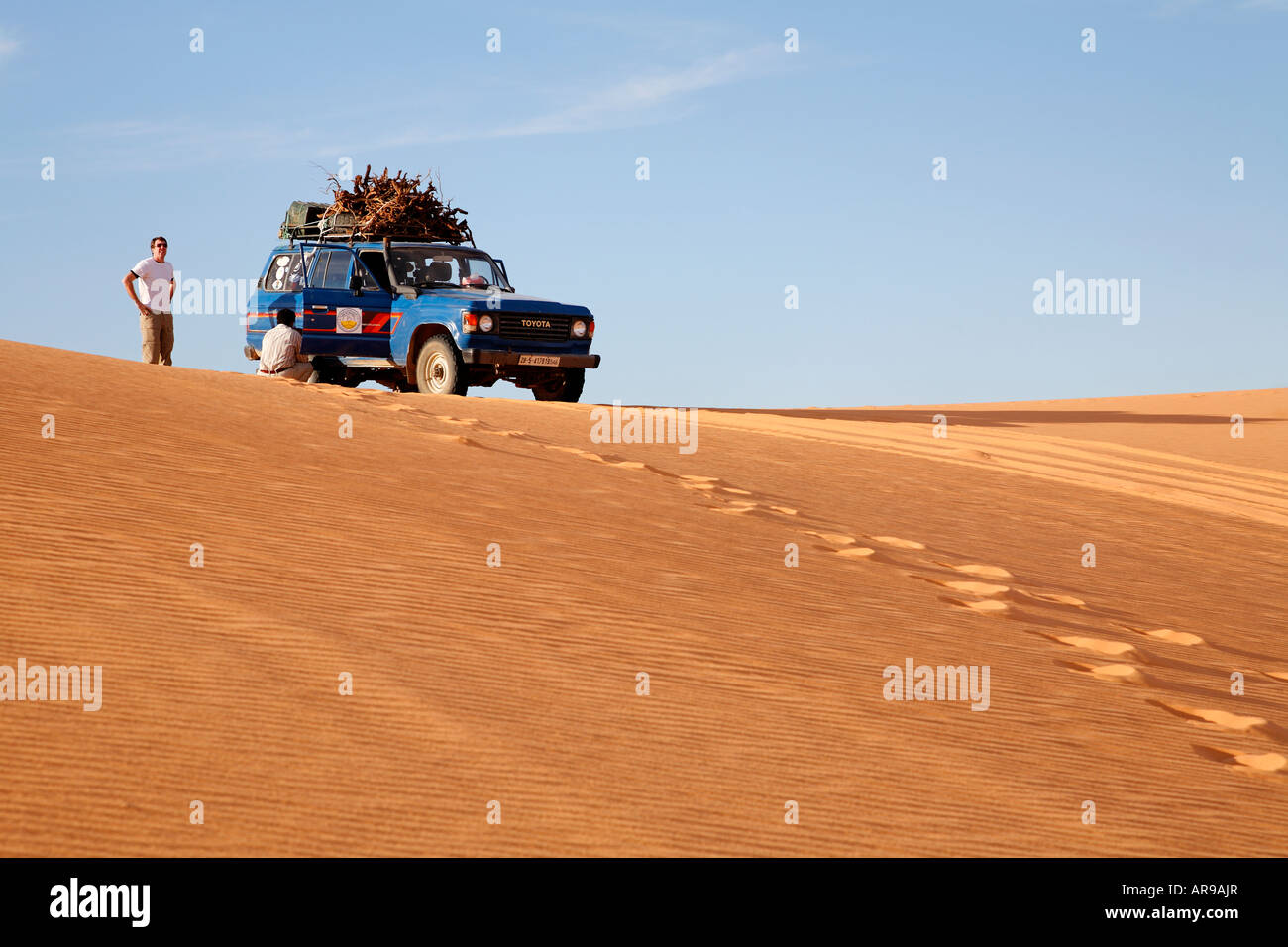 Four wheel drive safari into the Sahara Desert Libya Stock Photo - Alamy