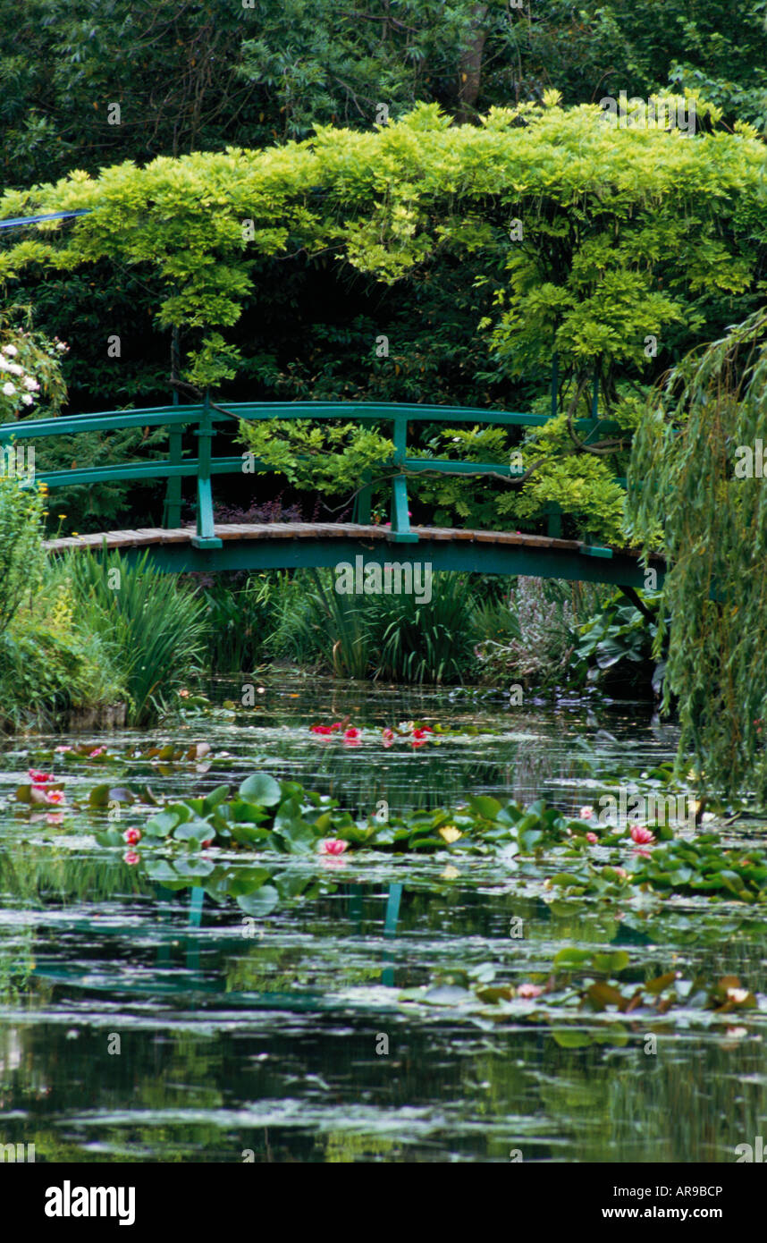 Monet's garden giverny japanese bridge hi-res stock photography and ...