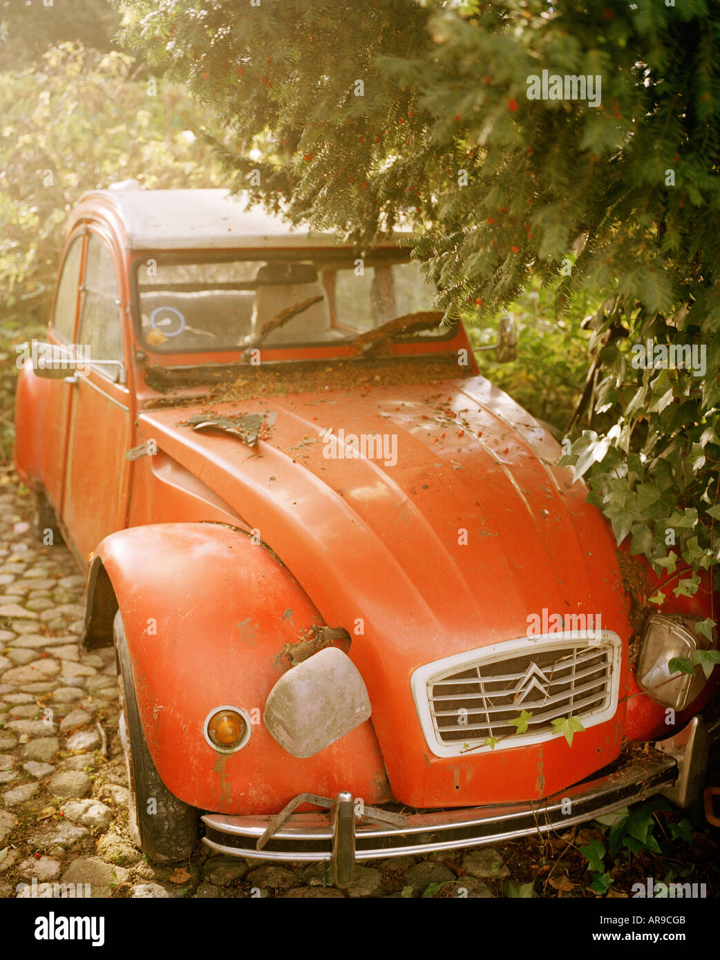 Red citroën 2cv hi-res stock photography and images - Alamy