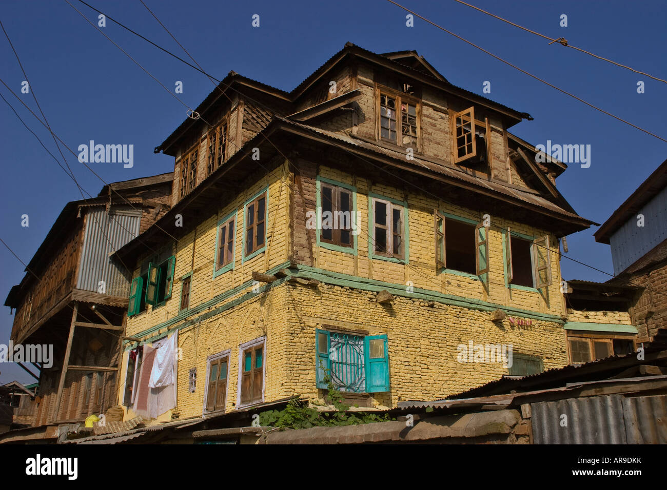 Traditional wooden shuttered building in Srinagar Stock Photo - Alamy